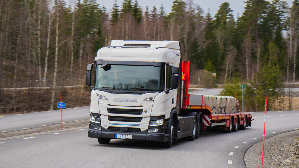 Han körde ifrån polisen – i en lastbil - Dagens PS